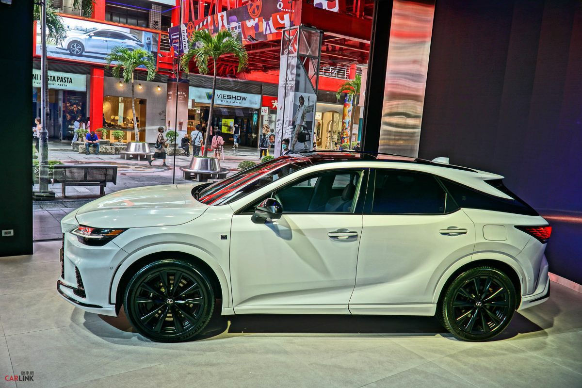 為何要選擇《LEXUS RX500h》？除了性能、還有空間！