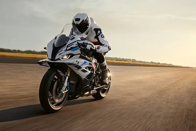 2023 BMW S1000RR小改款發表：動力小幅提升、小翅膀空力套件加身！