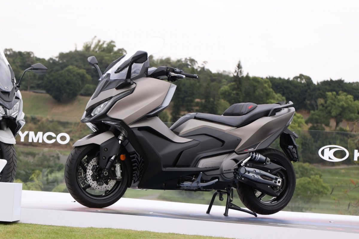 2022 KYMCO AK550改款發表：質感精進、定速/循跡/彎道ABS搭載｜2021米蘭車展