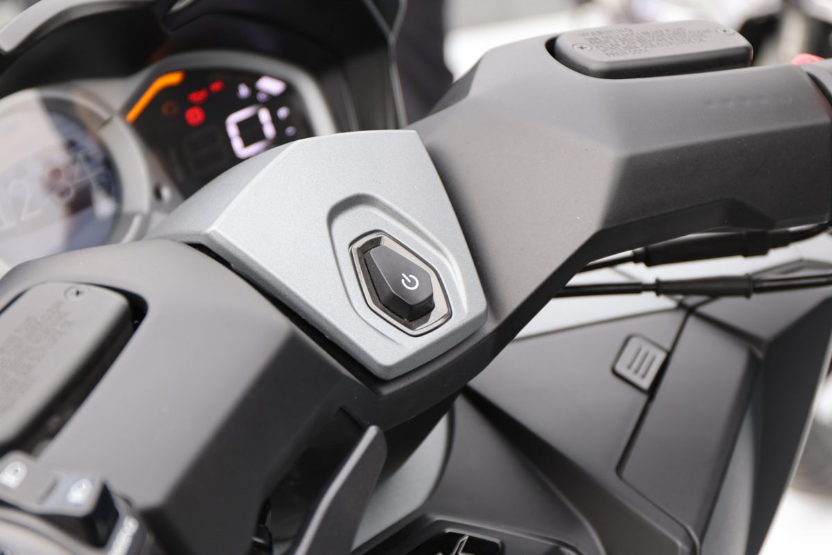 2022 KYMCO AK550改款發表：質感精進、定速/循跡/彎道ABS搭載｜2021米蘭車展