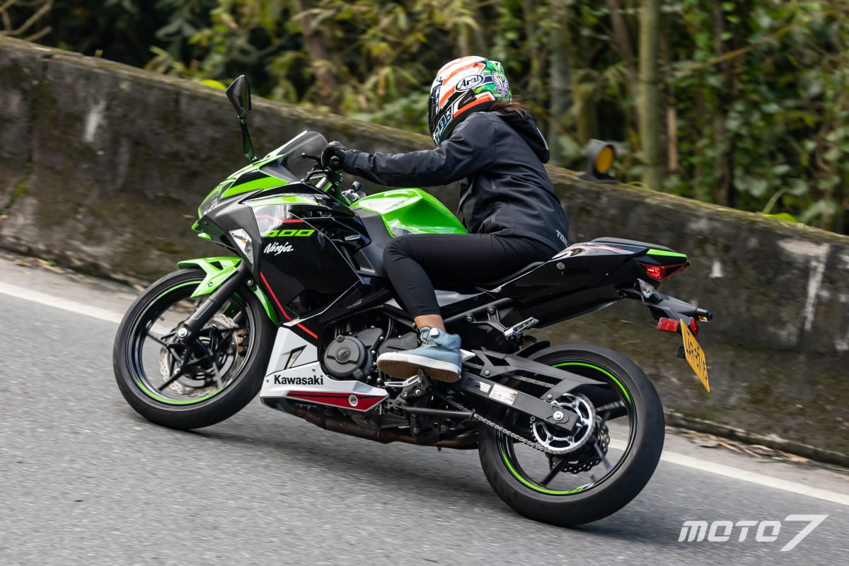KAWASAKI NINJA 400試駕：適合新手嗎？動力/騎姿/配備介紹｜亞亞試車