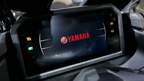 2022 YAMAHA TMAX 560搶先開箱：GARMIN導航結合儀表！Tech MAX、一般版本差異｜新車介紹