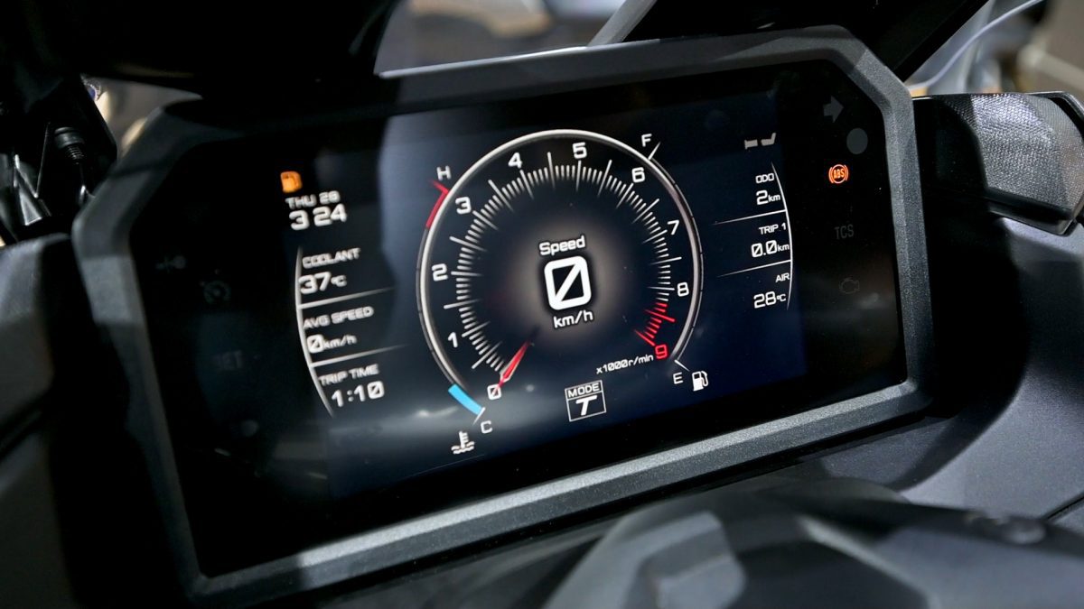 2022 YAMAHA TMAX 560搶先開箱：GARMIN導航結合儀表！Tech MAX、一般版本差異｜新車介紹 | 癮車報