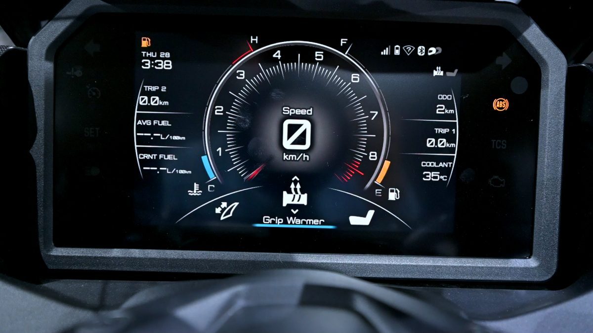 2022 YAMAHA TMAX 560搶先開箱：GARMIN導航結合儀表！Tech MAX、一般版本差異｜新車介紹 | 癮車報