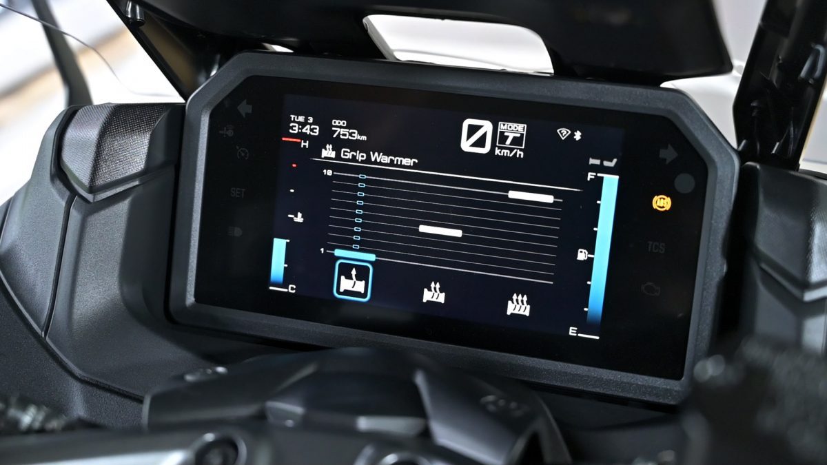 2022 YAMAHA TMAX 560試駕：能回到530的操控性？與前代560、Forza750騎乘差異｜站長試車