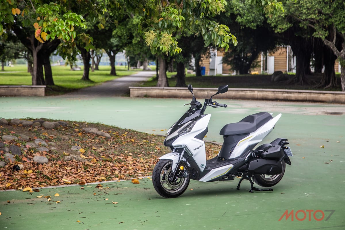 SYM DRG 158：騎上車，妳就能萬眾矚目｜車主心得 by 口木みあお – 癮車報