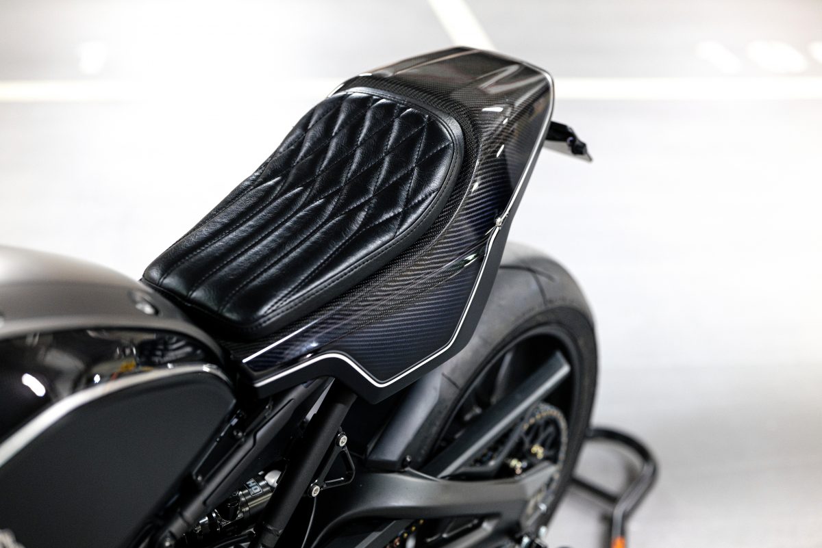 YAMAHA XSR900「Faster Tracker」：親民設計、直上美學｜改裝車庫 by Rough Crafts