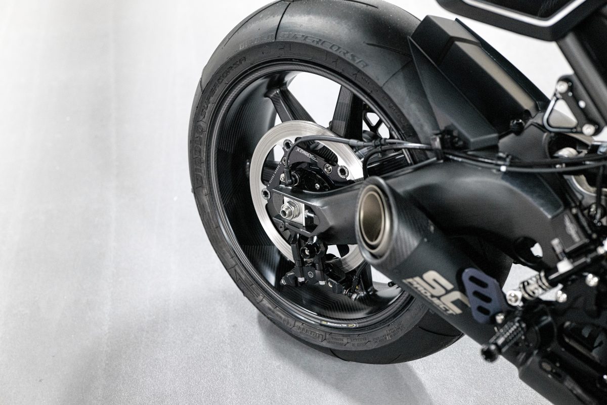 YAMAHA XSR900「Faster Tracker」：親民設計、直上美學｜改裝車庫 by Rough Crafts