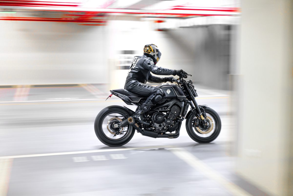 YAMAHA XSR900「Faster Tracker」：親民設計、直上美學｜改裝車庫 by Rough Crafts