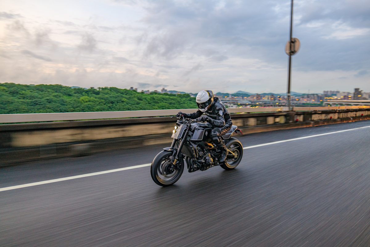 YAMAHA XSR900「Faster Tracker」：親民設計、直上美學｜改裝車庫 by Rough Crafts