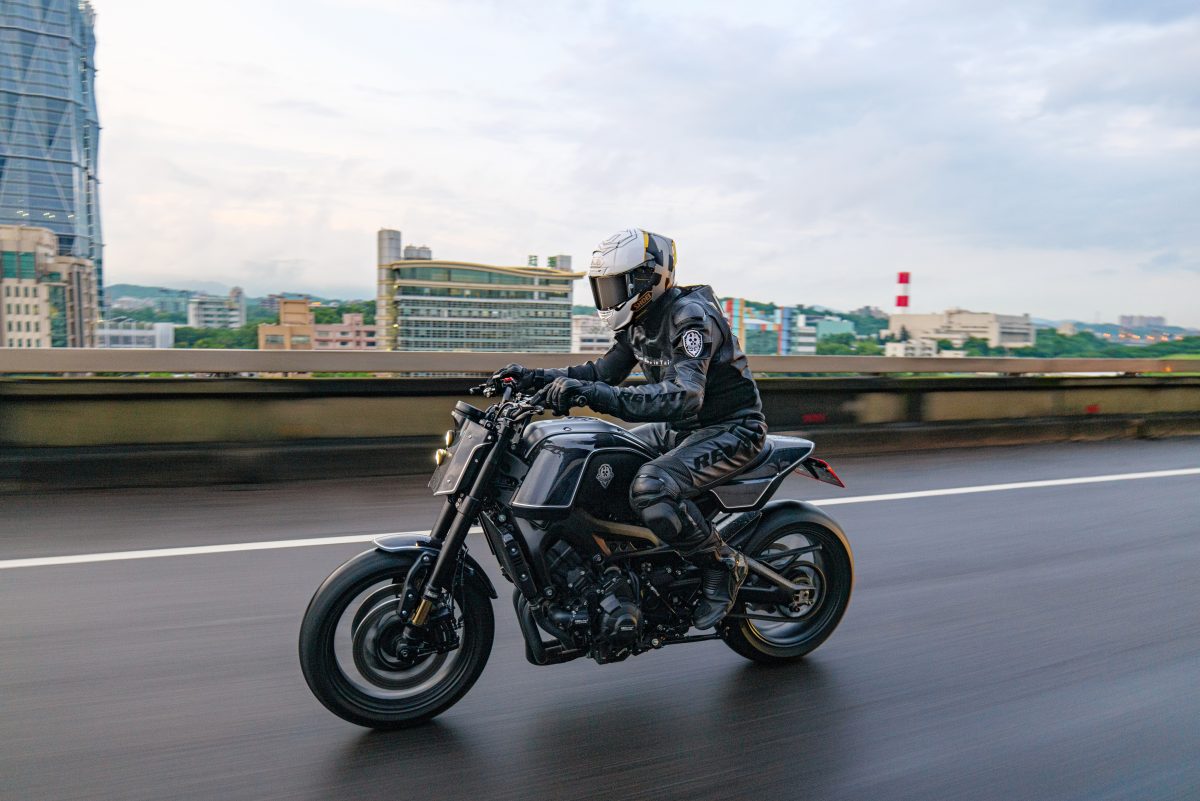 YAMAHA XSR900「Faster Tracker」：親民設計、直上美學｜改裝車庫 by Rough Crafts