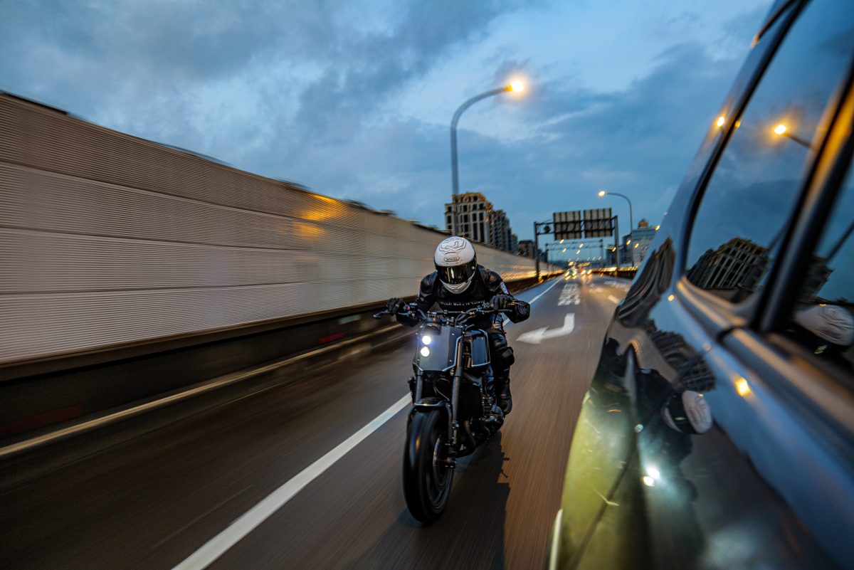 YAMAHA XSR900「Faster Tracker」：親民設計、直上美學｜改裝車庫 by Rough Crafts