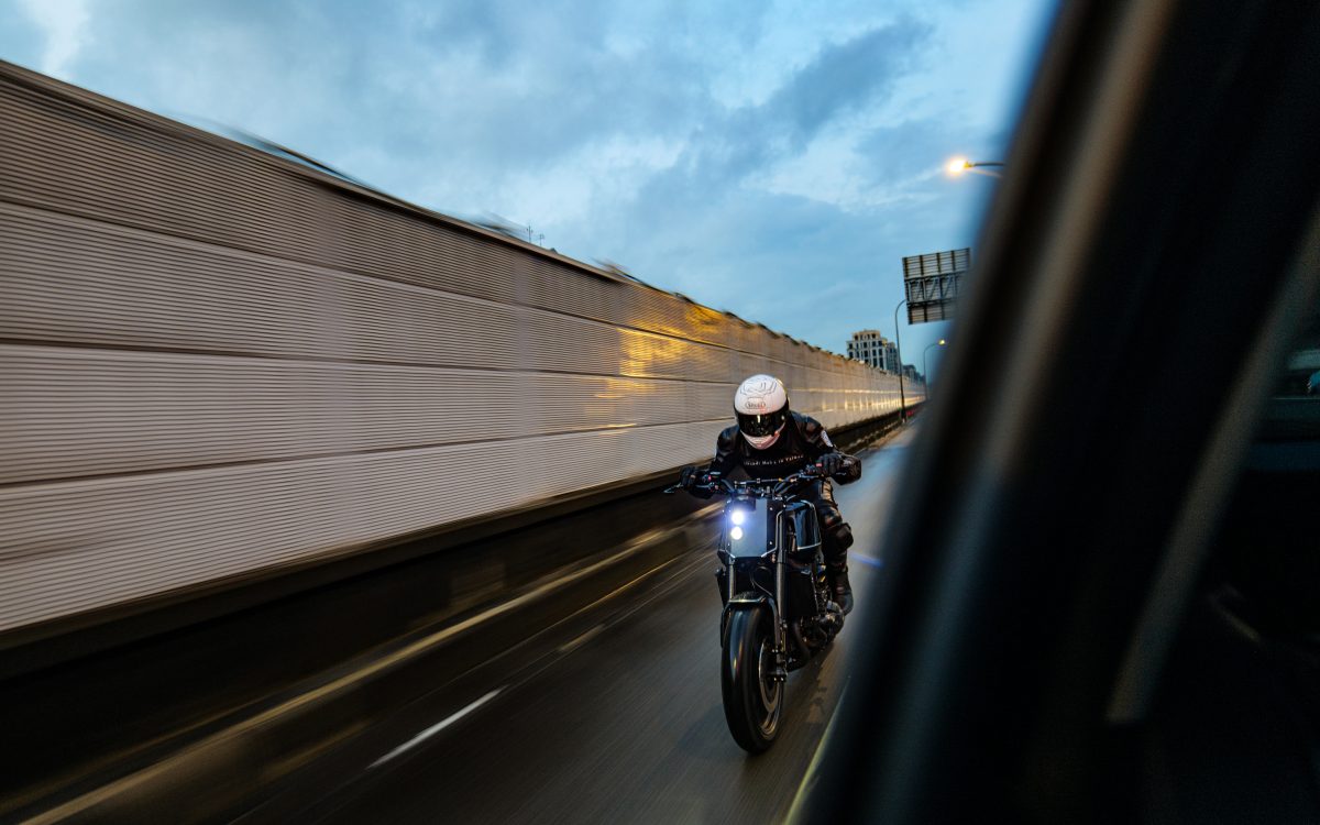 YAMAHA XSR900「Faster Tracker」：親民設計、直上美學｜改裝車庫 by Rough Crafts